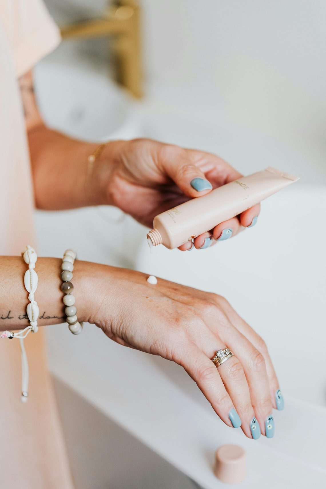 Kako ukloniti tamne mrlje na rukama: kreme, serumi i tretmani koji djeluju